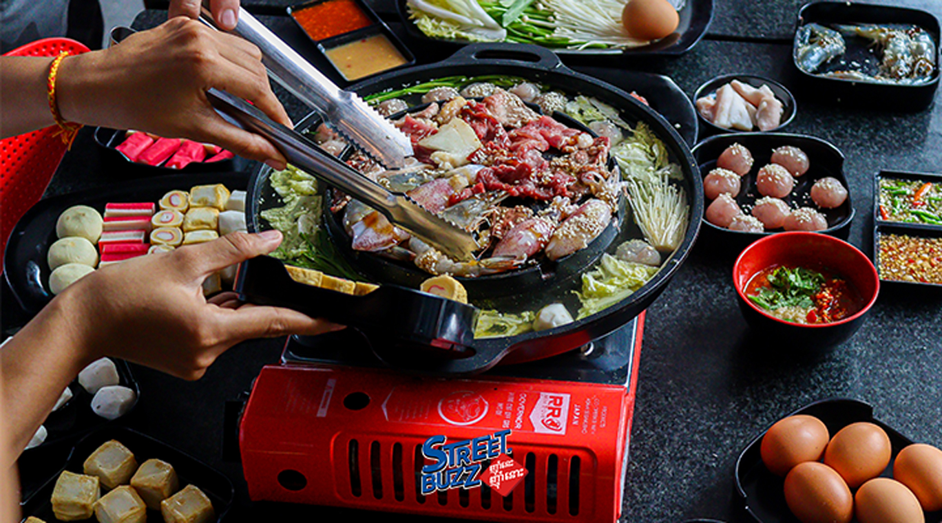 ម៉ូកៈថៈបែបថៃ នៅម្ដុំទួលទំពូង មនុស្សចោមរោមញ៉ាំ ល្បីតម្លៃក៏សមរម្យ