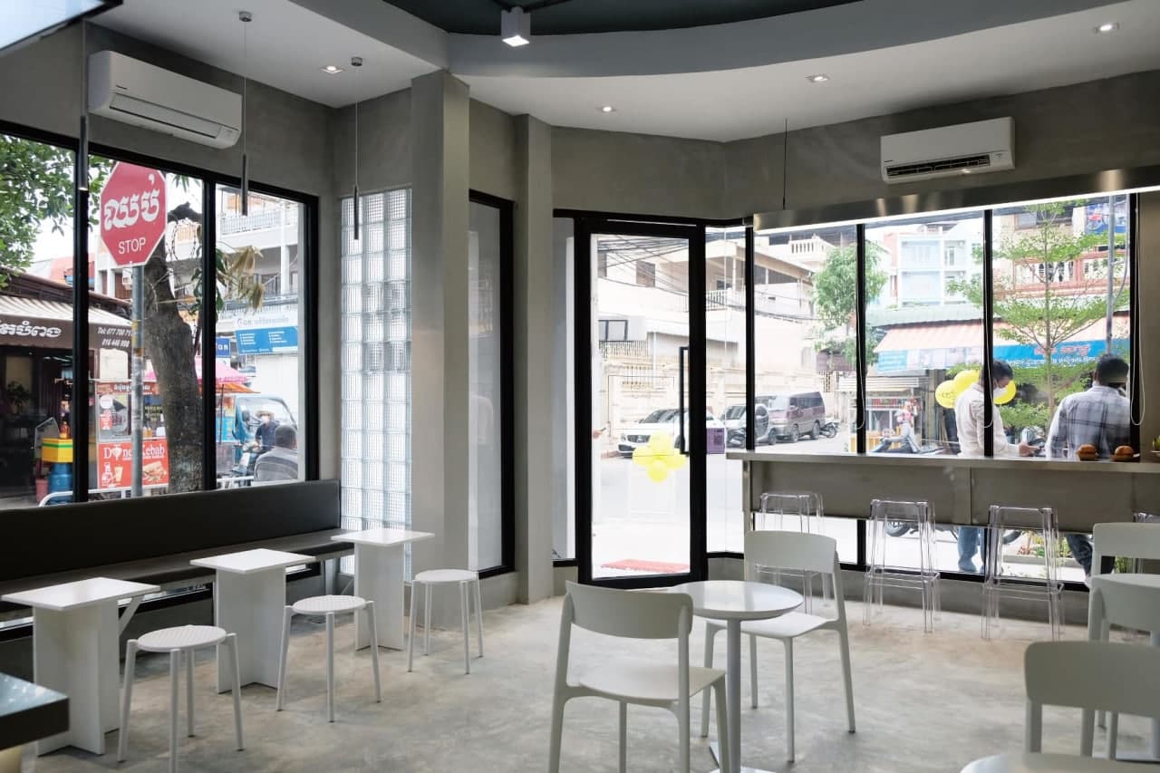 Rotes Cafe: From a humble small booth business to a coffee shop