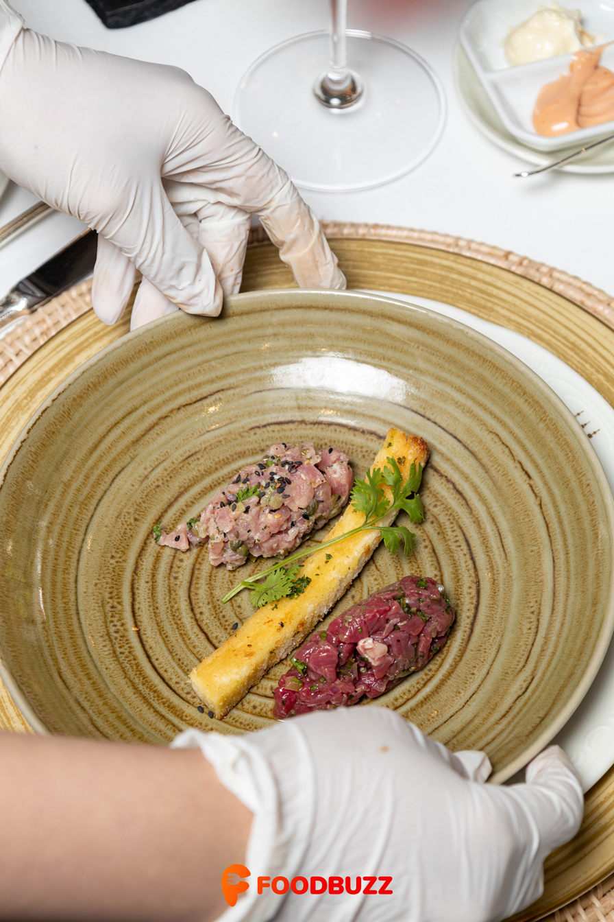 ឈុតថ្ងៃត្រង់បែប Gueridon នៅក្នុងសណ្ឋាគារ Raffles មានដល់ទៅ 17 មុខ!