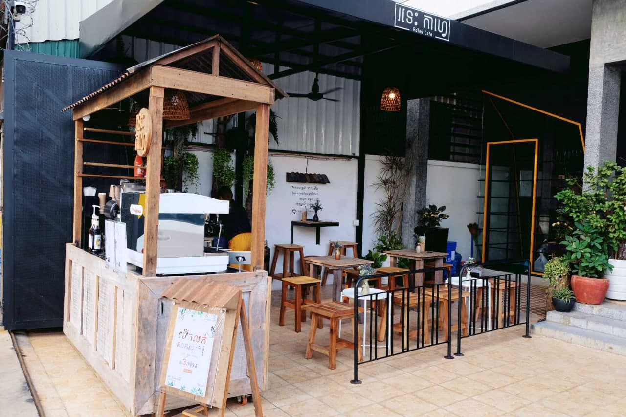 Rotes Cafe: From a humble small booth business to a coffee shop